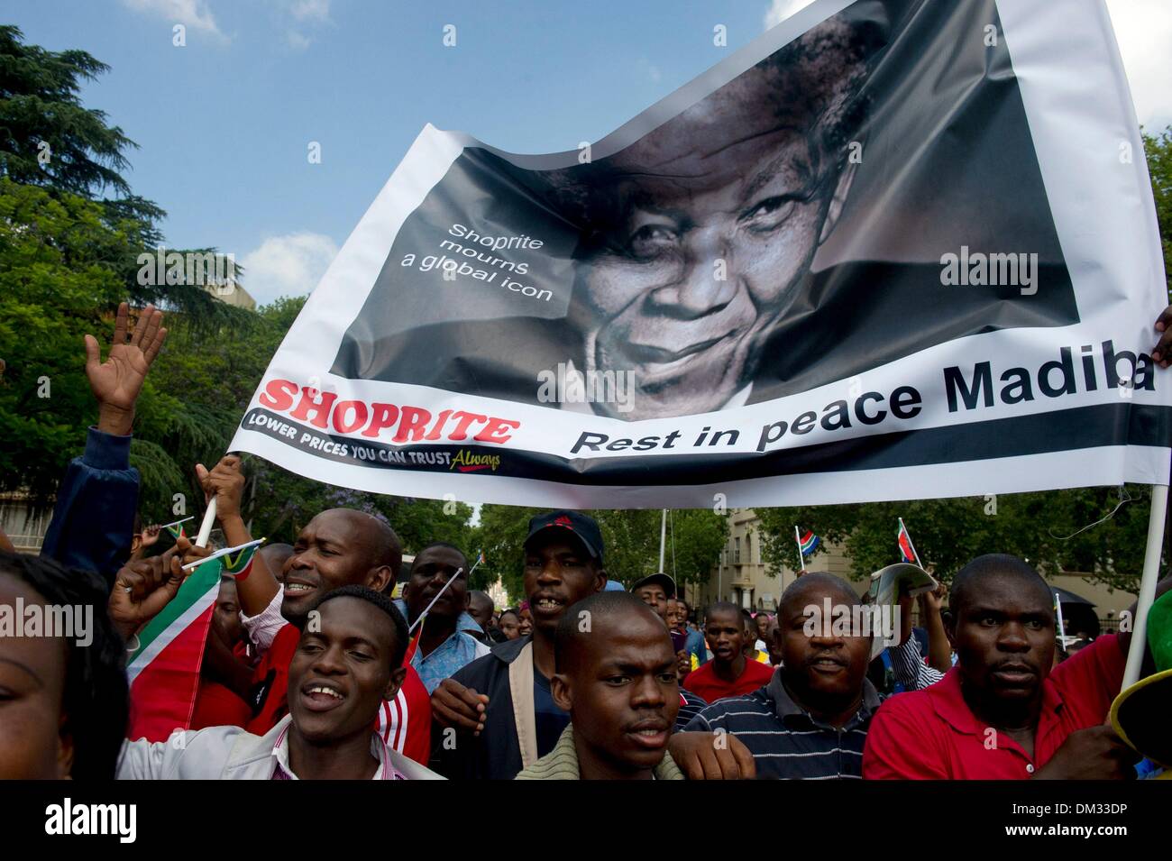 Members public during funeral hi-res stock photography and images - Alamy