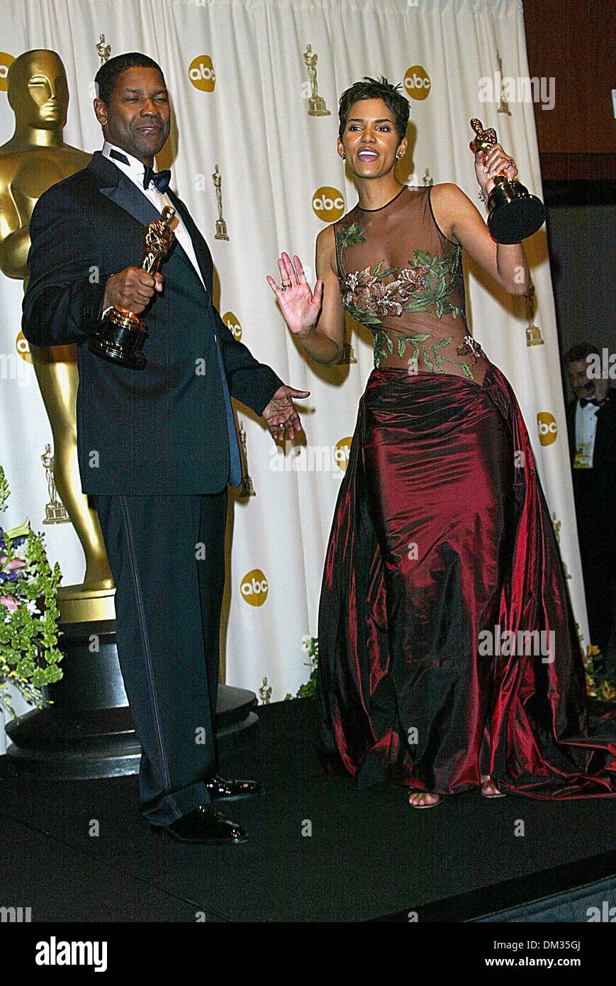 Halle berry academy awards 2002 hi-res stock photography and images - Alamy