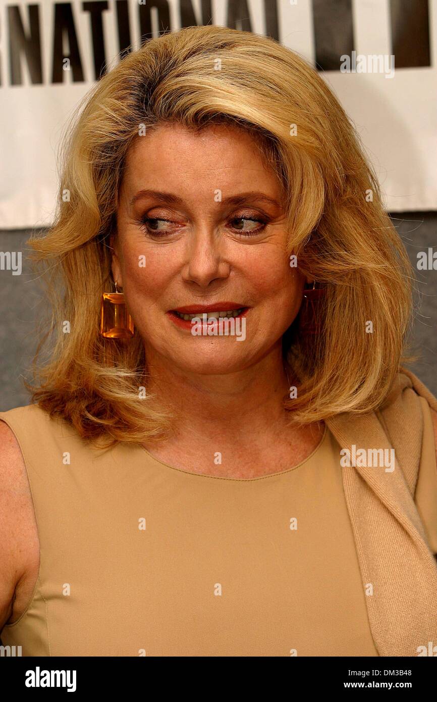 8 women 2002 hi-res stock photography and images - Alamy