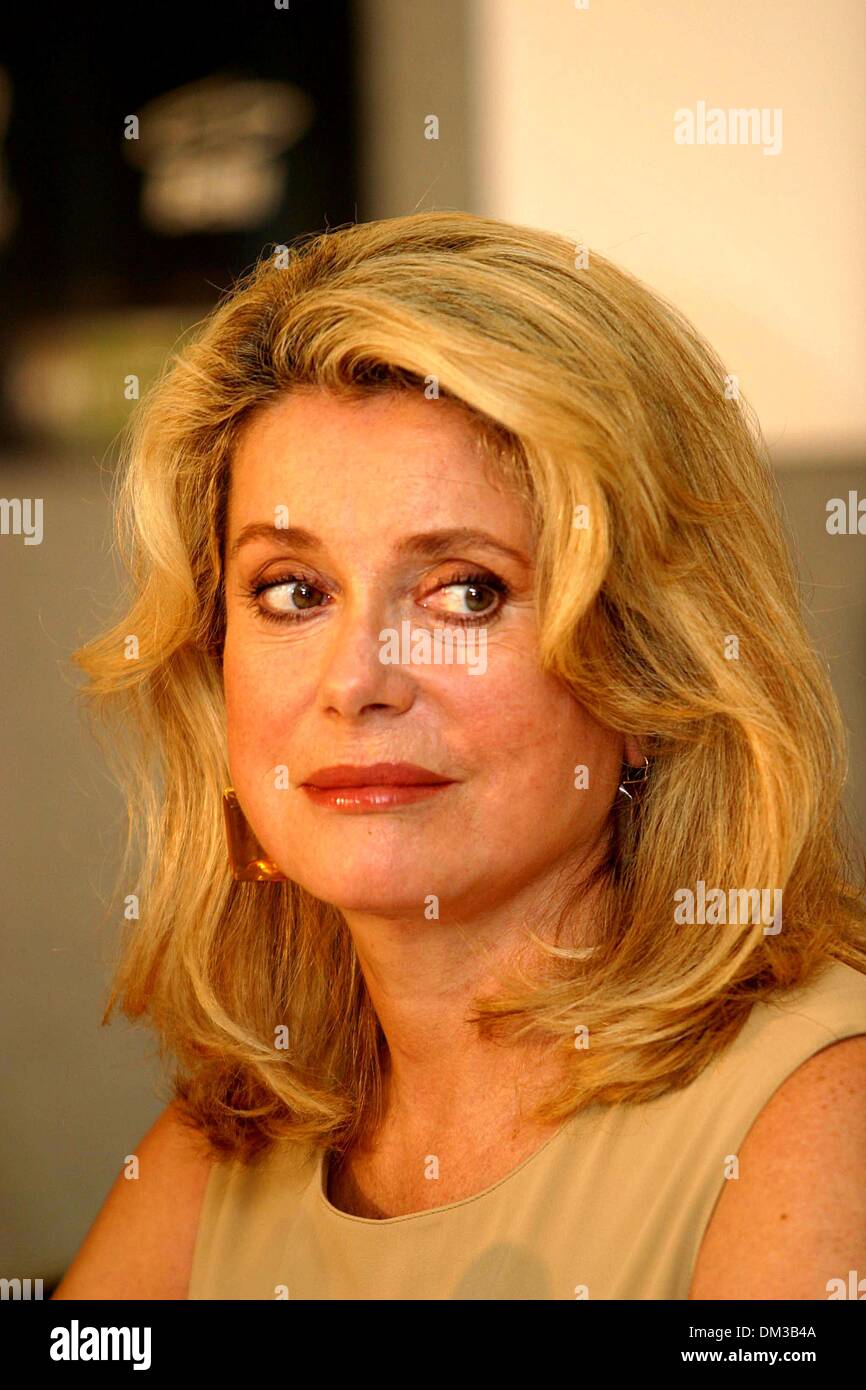 Sept. 10, 2002 - Toronto, CANADA - 8 WOMEN PRESS CONFERENCE.AT THE ...