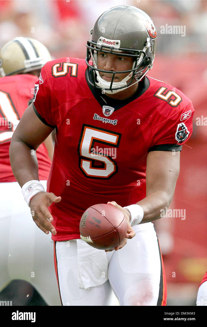 Tampa Bay Buccaneers quarterback Josh Freeman (5) hands the ball off ...