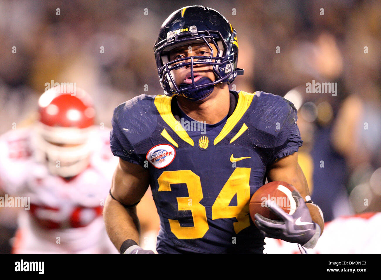 Cal Bears running back Shane Vereen #34 slips into the end zone ...