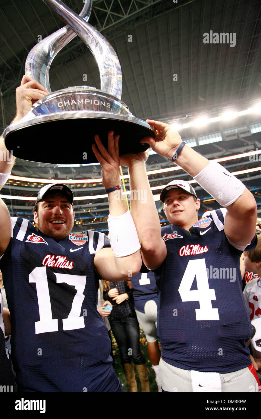 Ole Miss reserve quarterback Billy Tapp (L) and starting quarterback ...