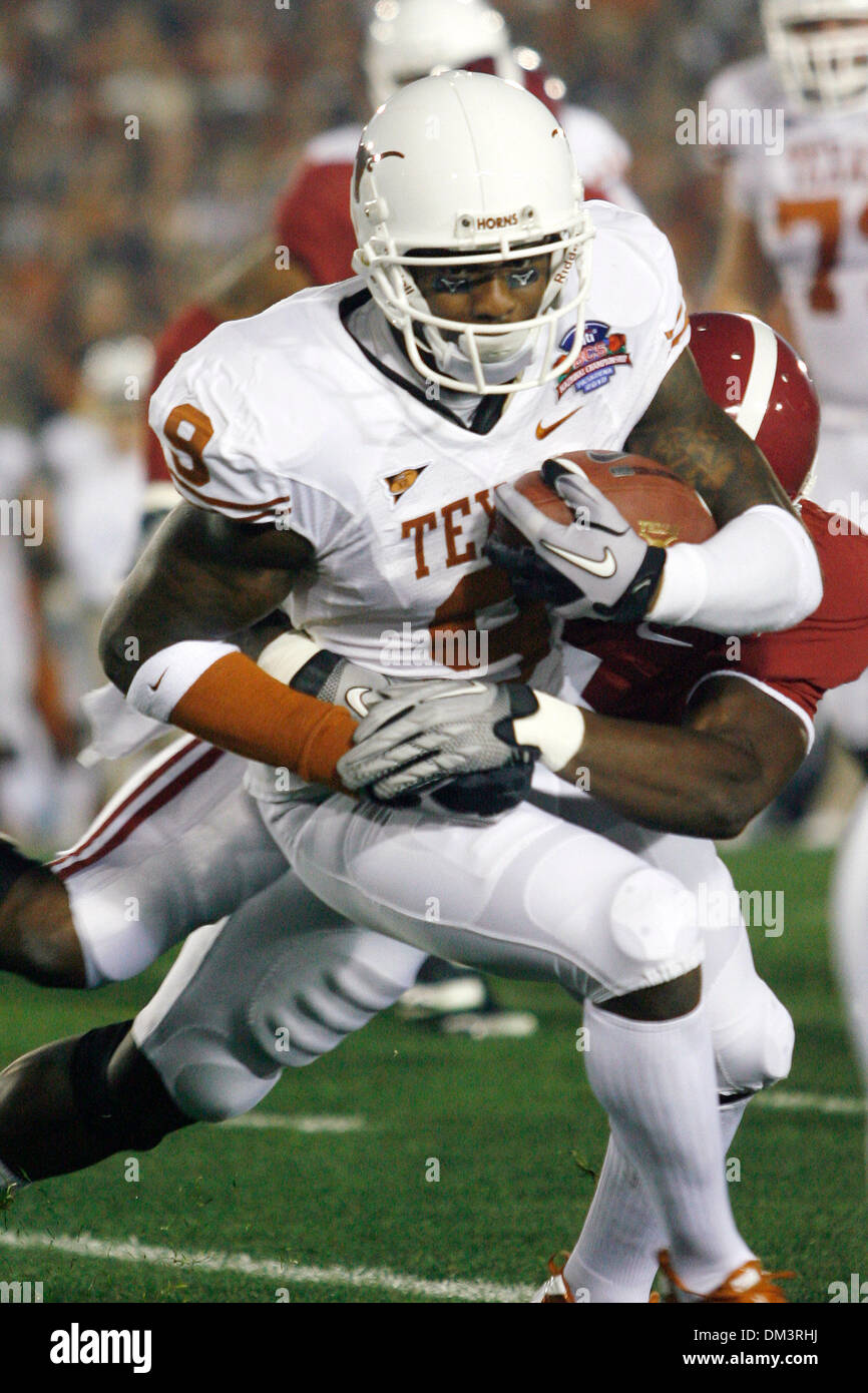 Texas wide receiver Malcom Williams hauls in a Garrett Gilbert pass in ...