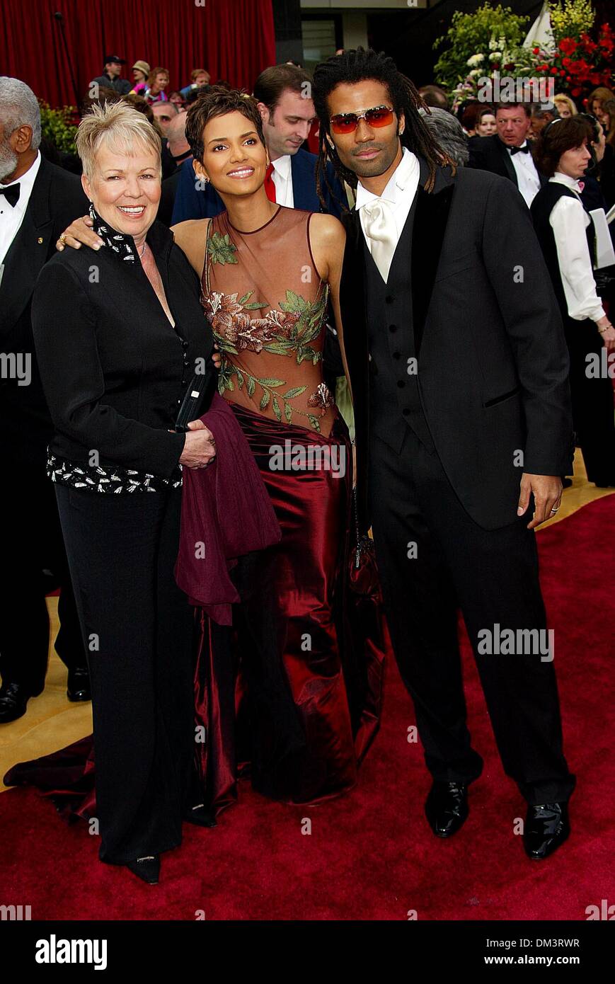 Halle berry academy awards 2002 hi-res stock photography and images - Alamy