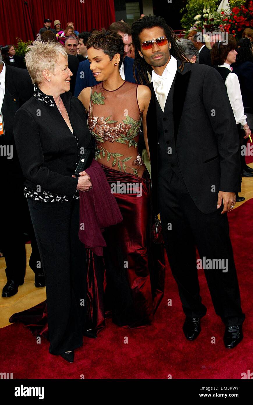 Halle berry academy awards 2002 hi-res stock photography and images - Alamy