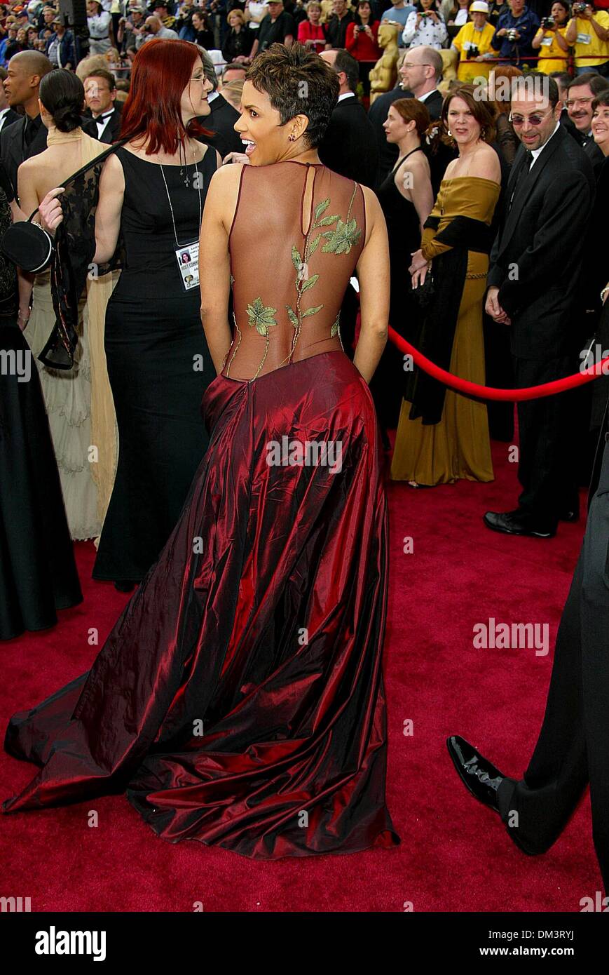 Halle berry academy awards 2002 hi-res stock photography and images - Alamy