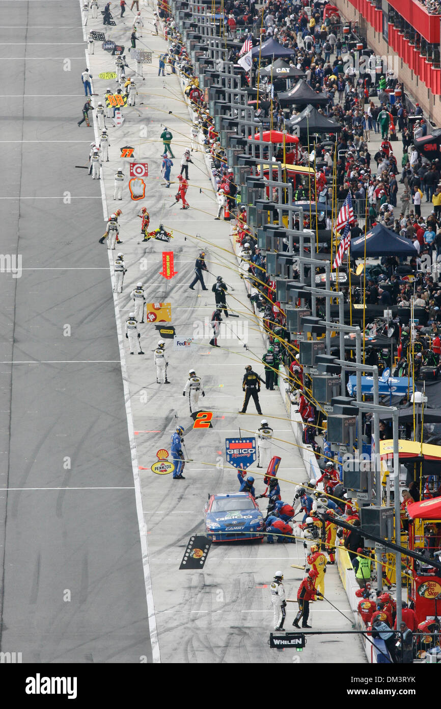 Pit row hi-res stock photography and images - Alamy