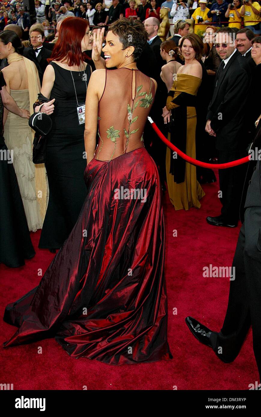 Halle berry academy awards 2002 hi-res stock photography and images - Alamy