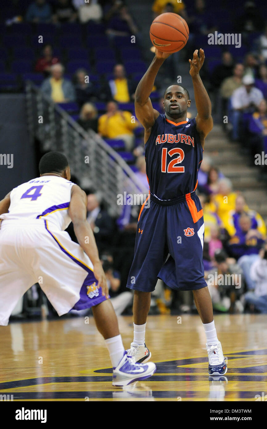 Auburn point guard, #12 DeWayne Reed, looks for an open man during a ...
