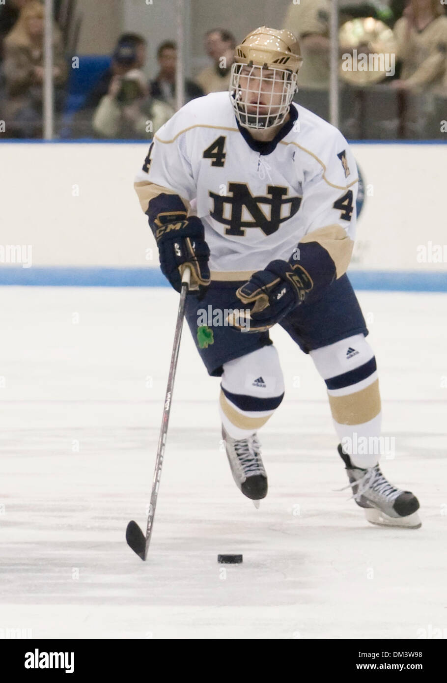 Notre Dame Center Riley Sheahan (4) in game action between the Notre ...