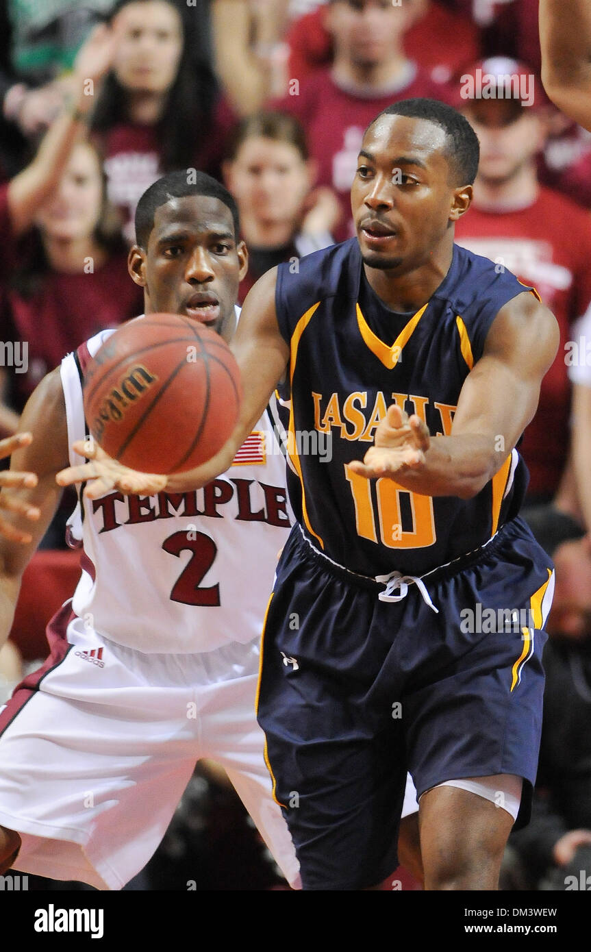 La Salle guard Rodney Green #10 passes the ball while being guarded by ...