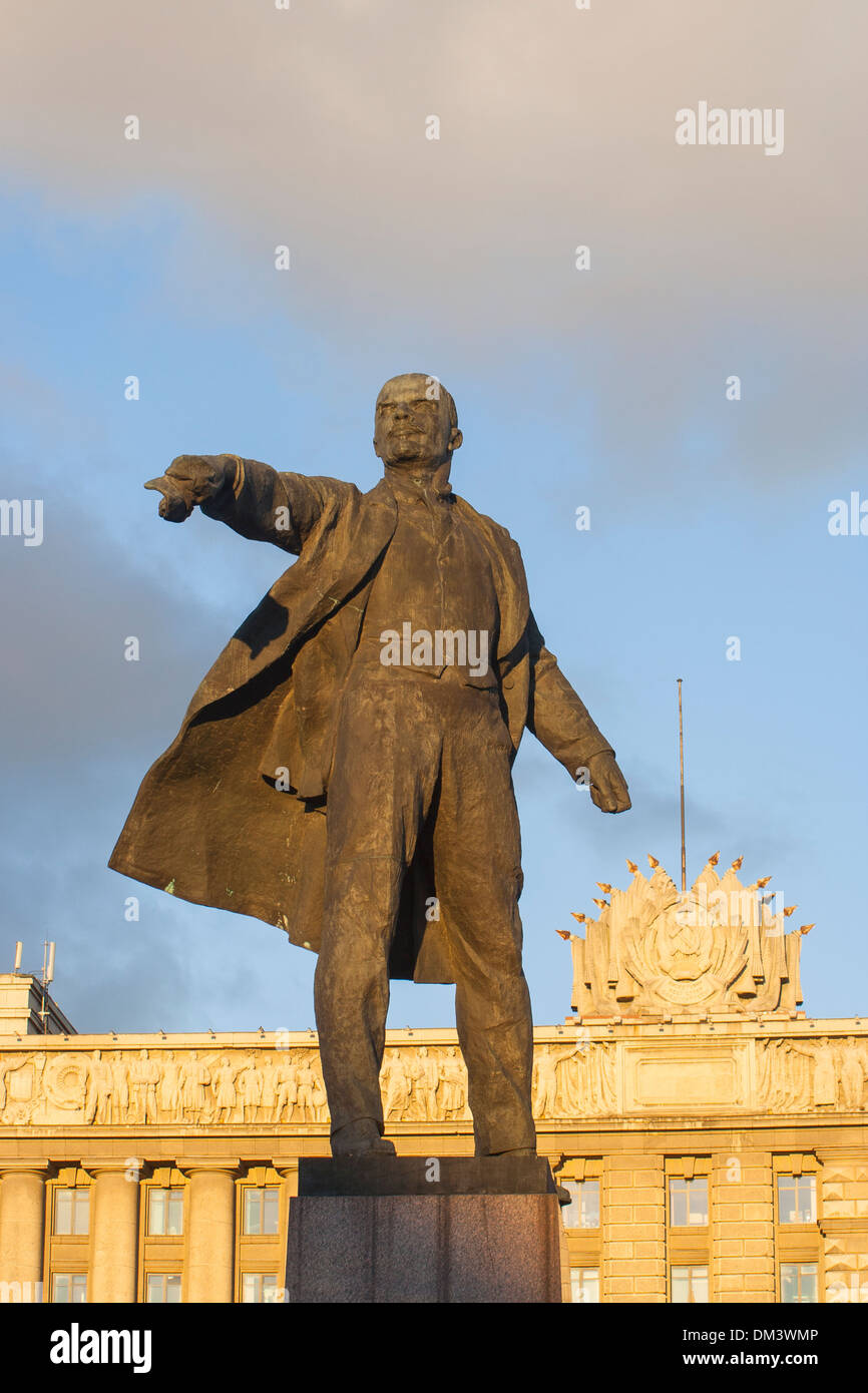 Russia, St Petersburg, Lenin statue on Moskovsky prospekt in front of ...