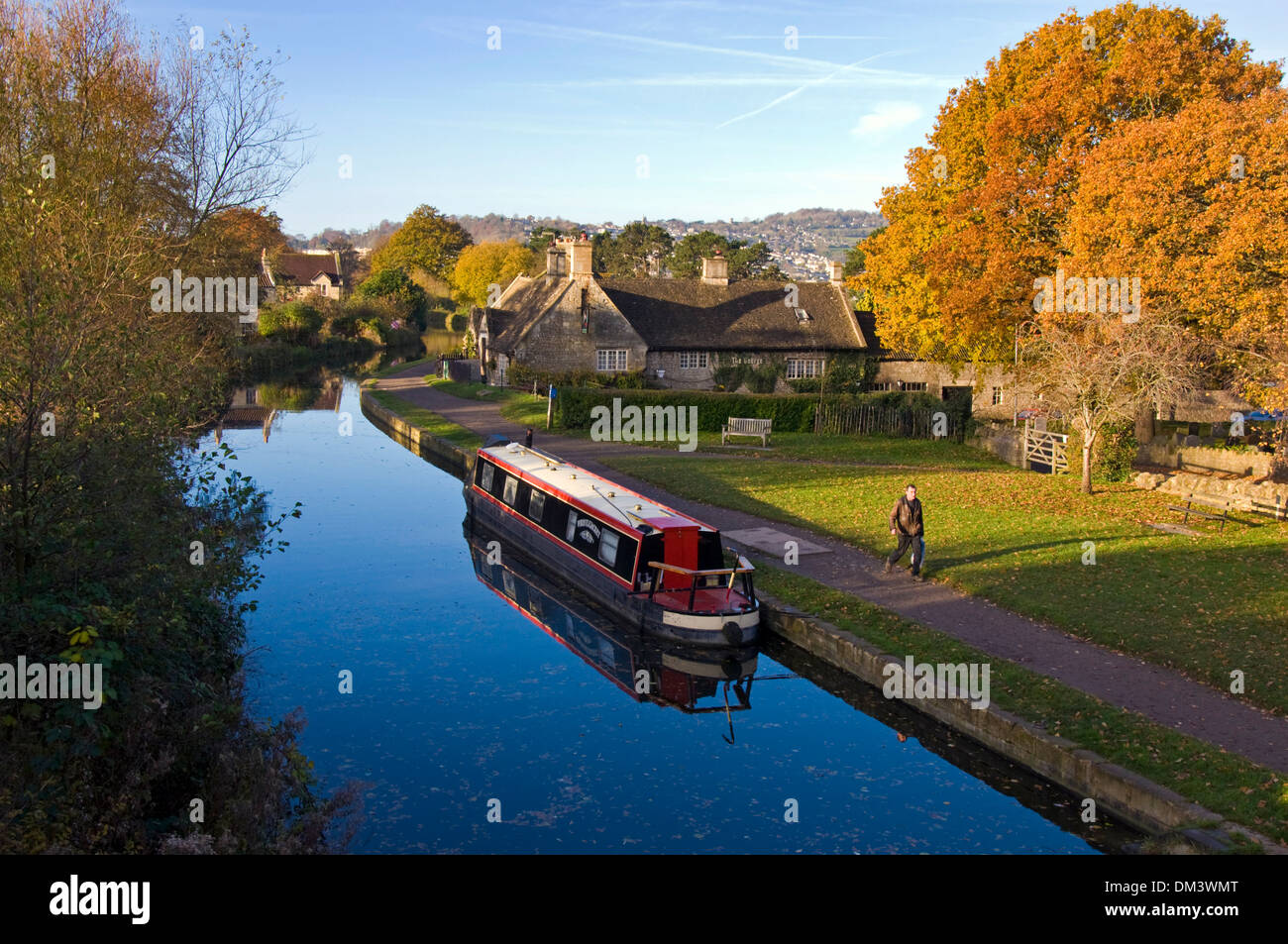 Still autumn morning on the Kennet and Avon canal at Bathampton ...