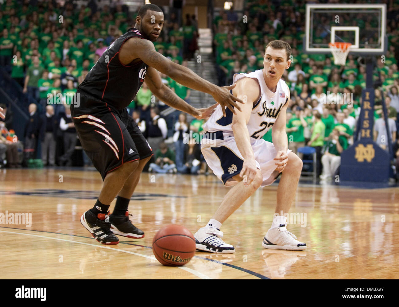 Notre Dame Guard Ben Hansbrough (23) throws pass around Cincinnati ...