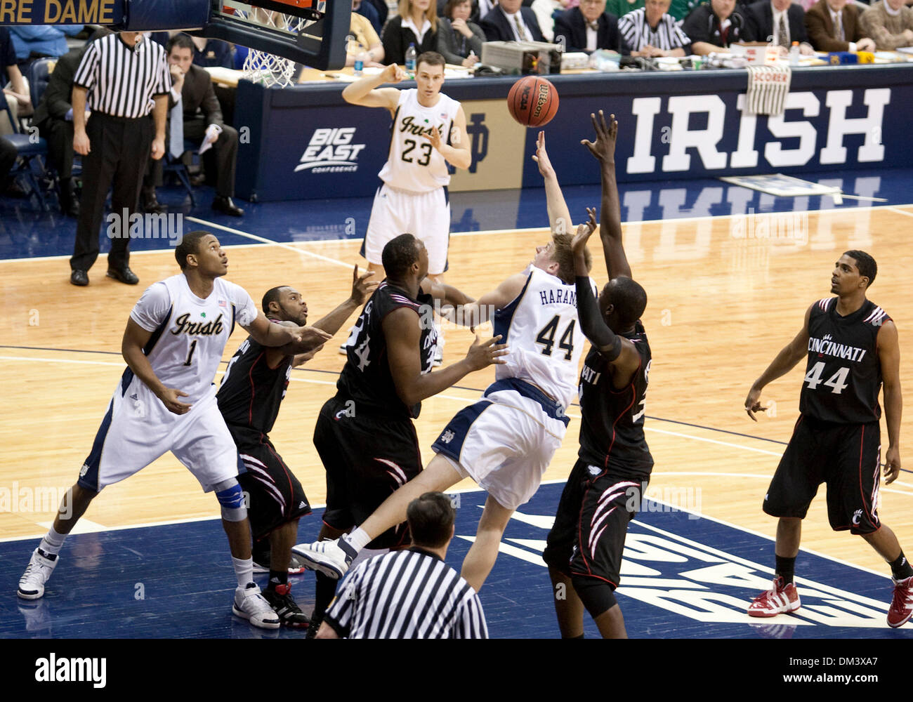 Notre Dame Forward Luke Harangody (44) drives to basket in second half ...