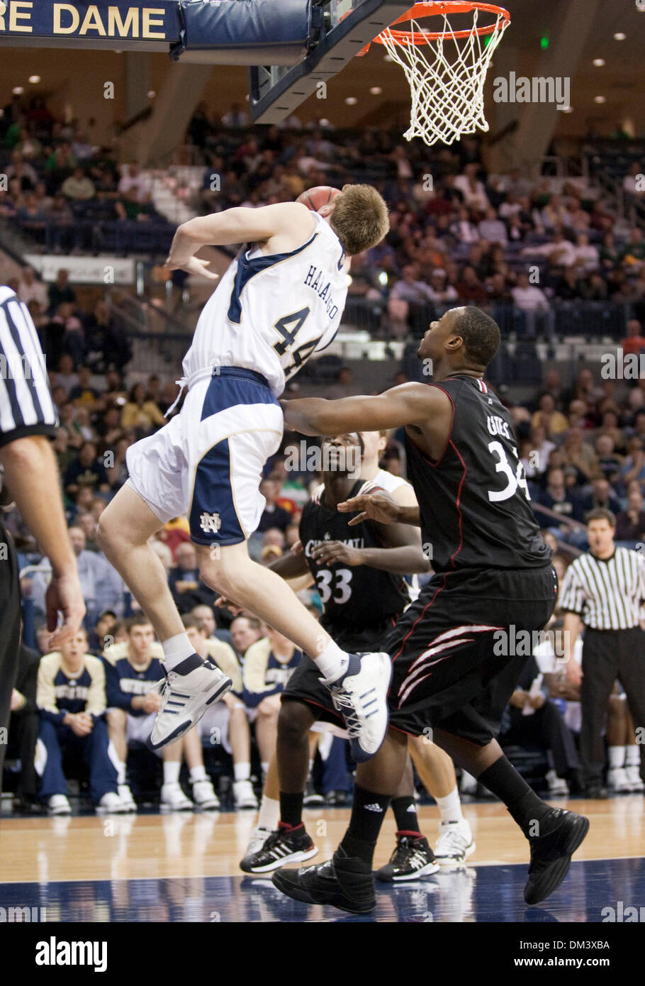 Notre Dame Forward Luke Harangody (44) drives to basket in second half ...