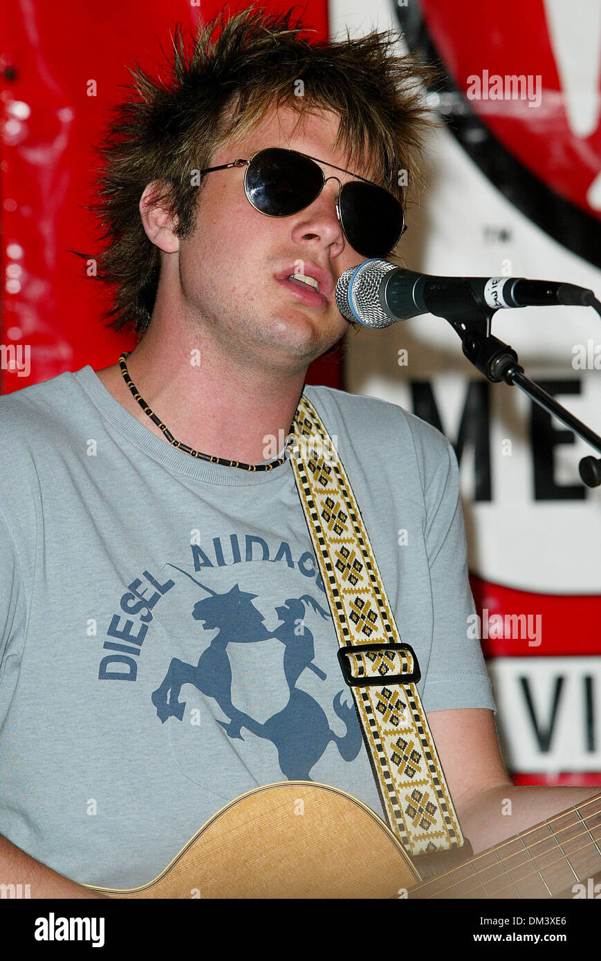 July 30, 2002 - Los Angeles, CALIFORNIA - IN STORE APPEARANCE BY HOWIE ...