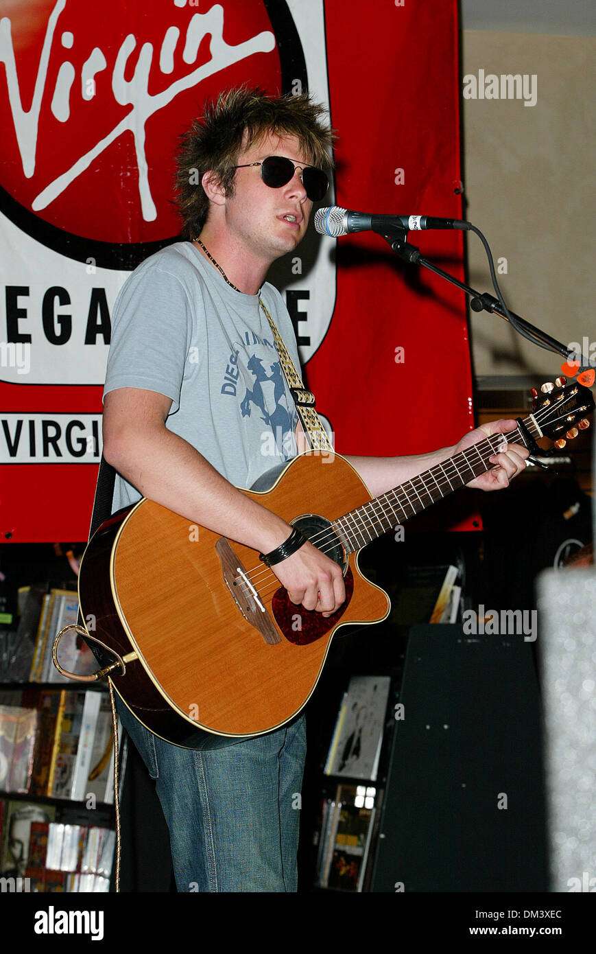 July 30, 2002 - Los Angeles, CALIFORNIA - IN STORE APPEARANCE BY HOWIE ...