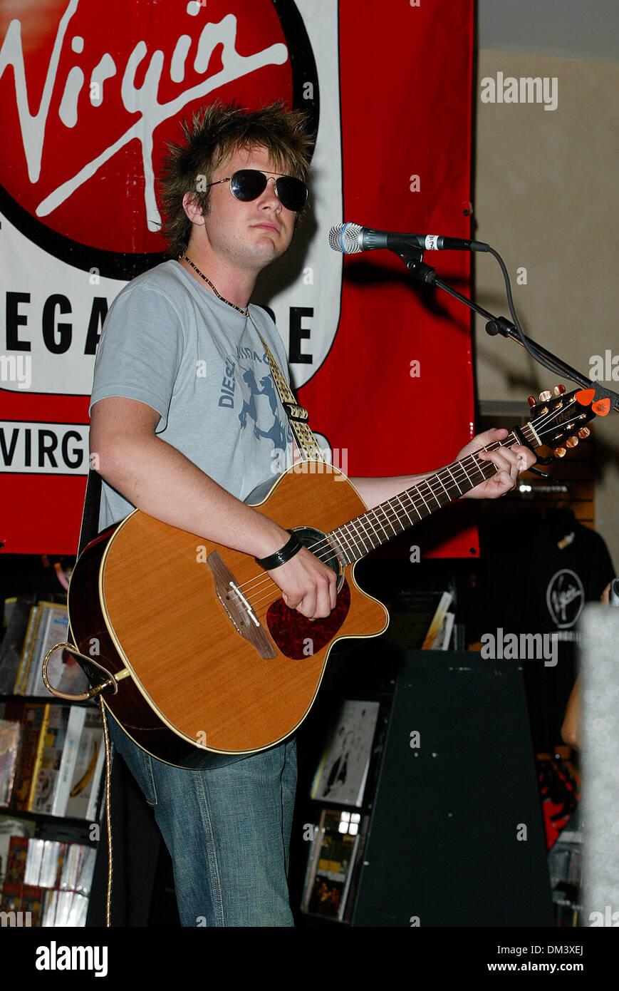 July 30, 2002 - Los Angeles, CALIFORNIA - IN STORE APPEARANCE BY HOWIE ...