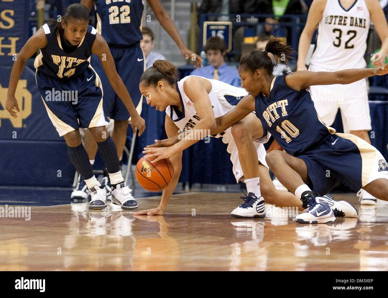 Notre Dame Guard Skylar Diggins (4) and Pittsburgh Guard Taneisha ...