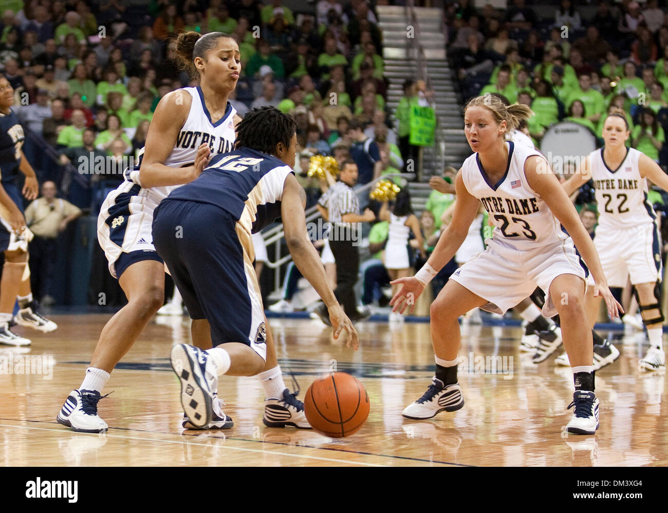 Notre Dame players Melissa Lechlitner (23) and Skylar Diggins (4) trap ...