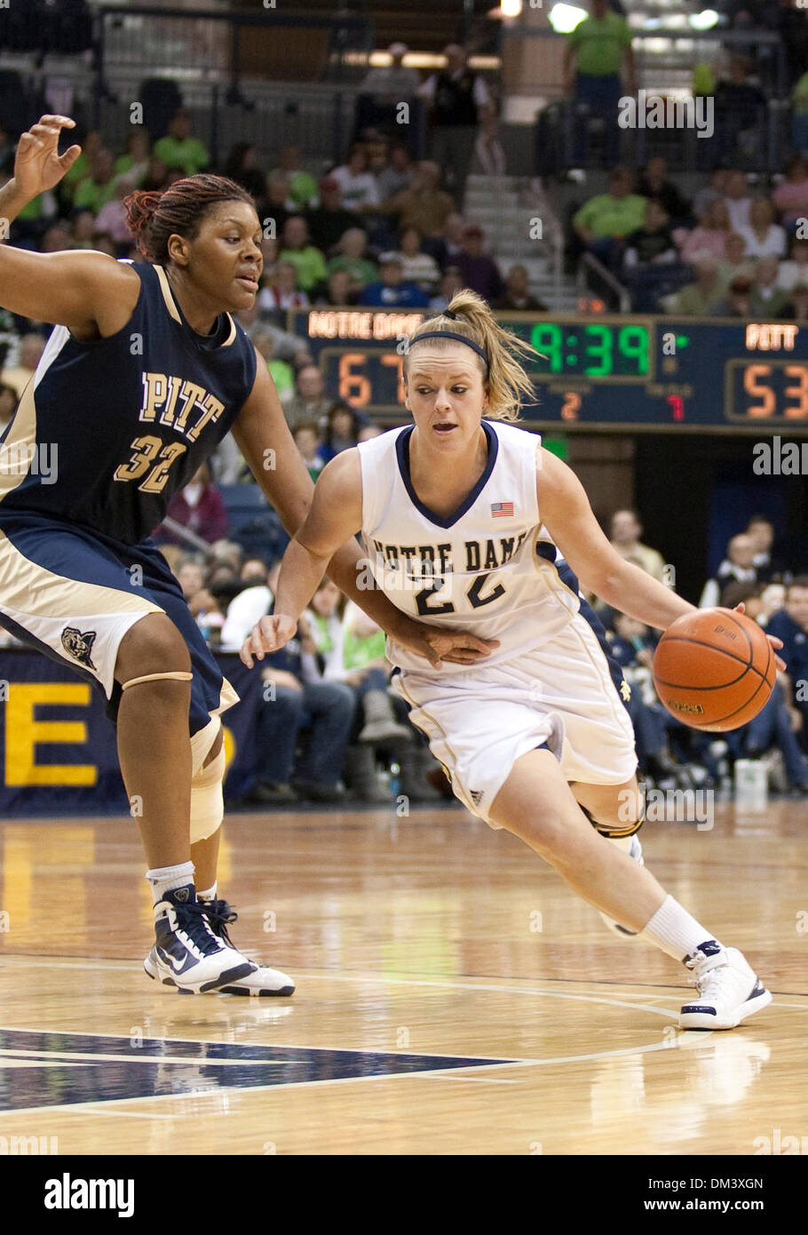 Notre Dame Guard Brittany Mallory (22) drives the lane in second half ...