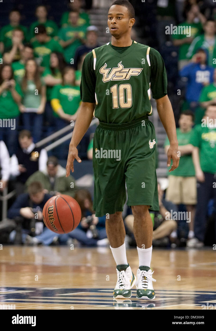 South Florida Guard Anthony Crater (10) and Notre Dame Guard Ben ...