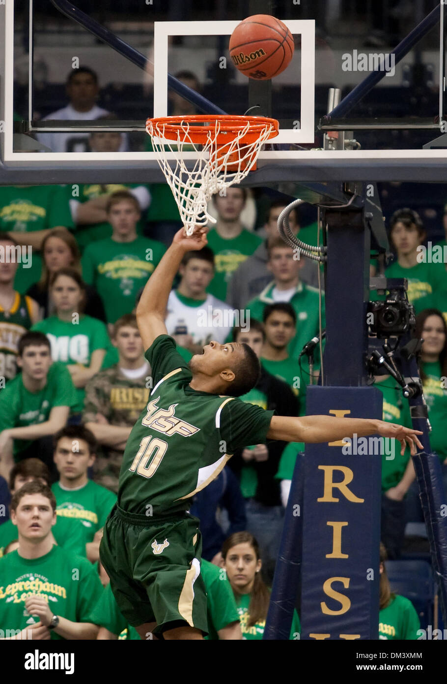 South Florida Guard Anthony Crater (10) in game action between the ...