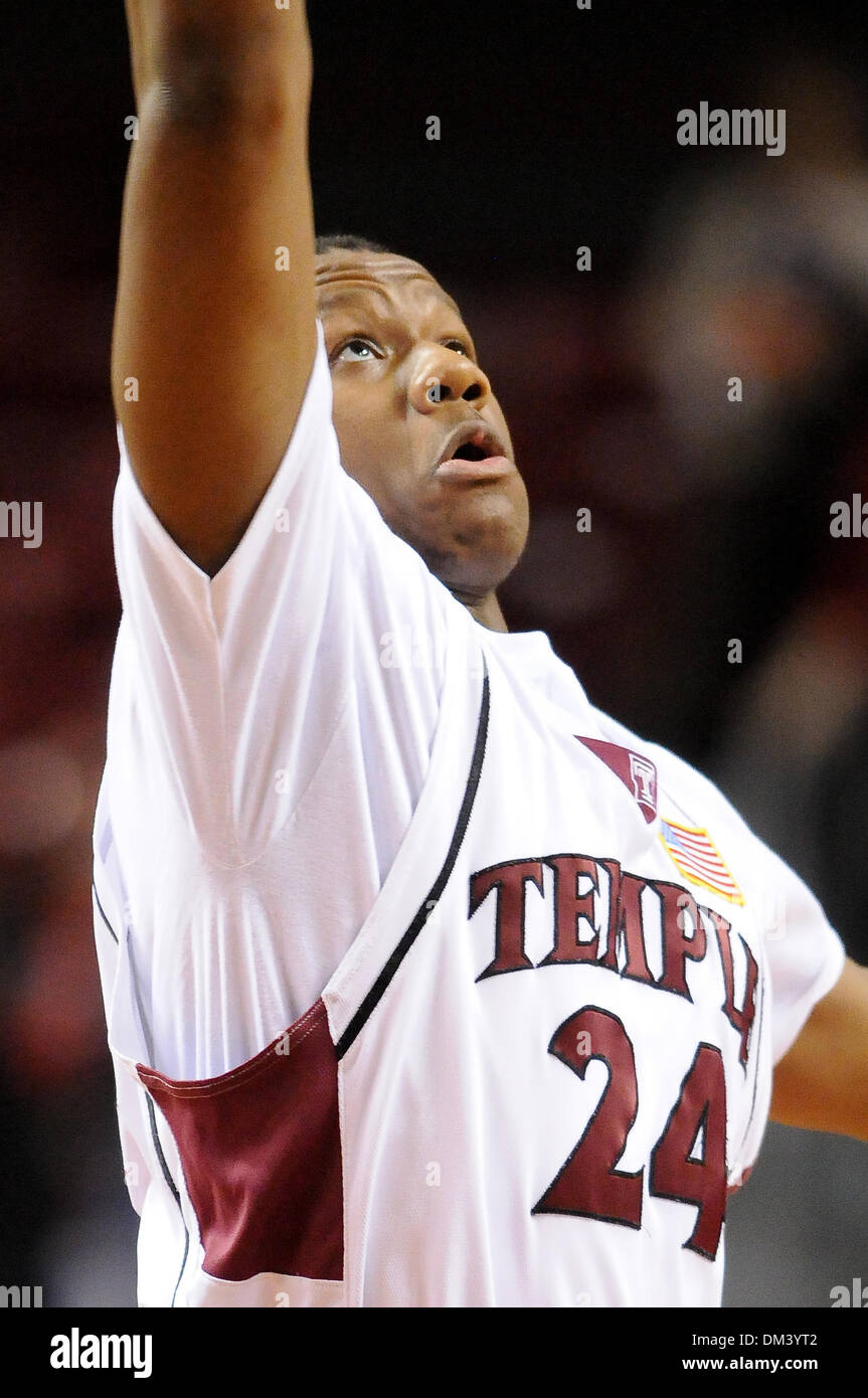 Temple forward Lavoy Allen #24 goes after a ball. Temple defeated ...