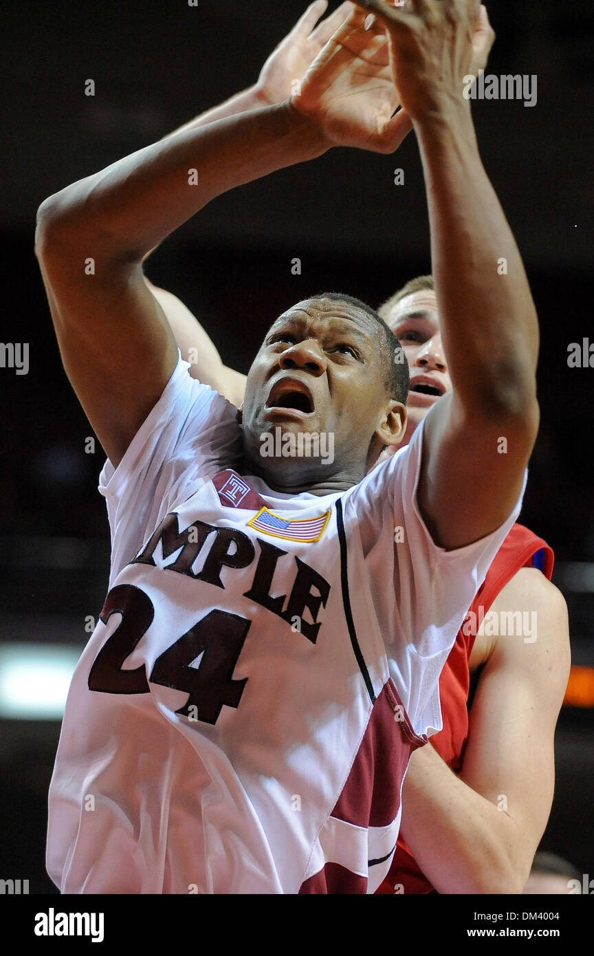Temple forward Lavoy Allen #24 fights for the ball. Temple defeated ...