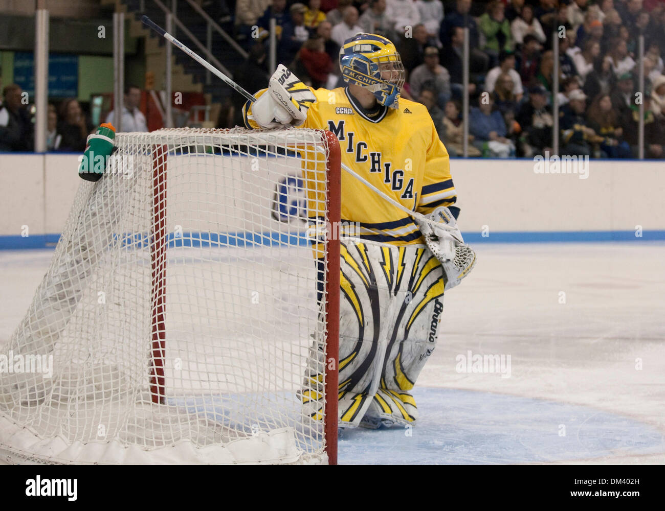 Michigan Goalie Shawn Hunwick (31) in game action between the Notre ...