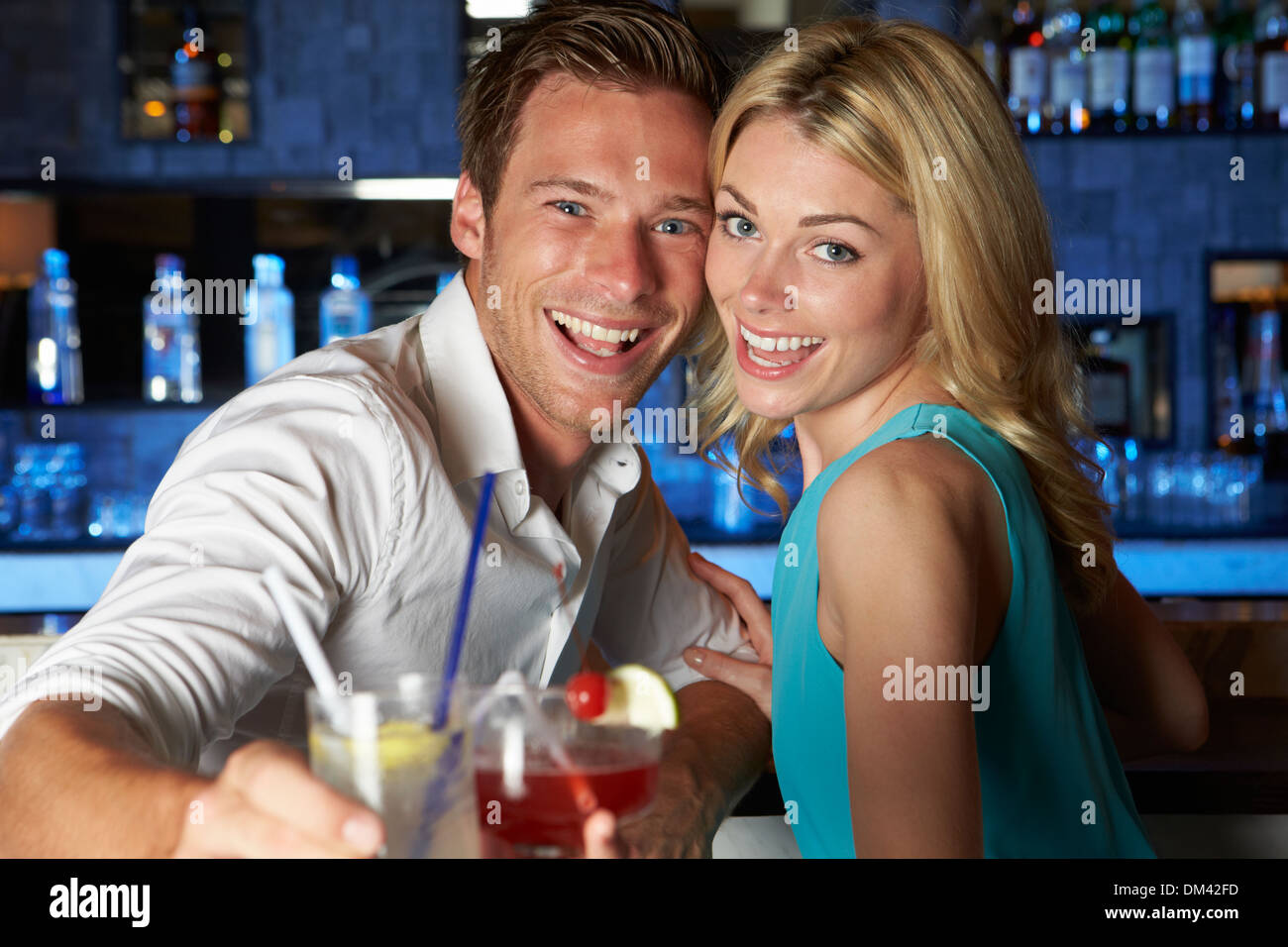 Couple talking drinking bar hi-res stock photography and images - Alamy