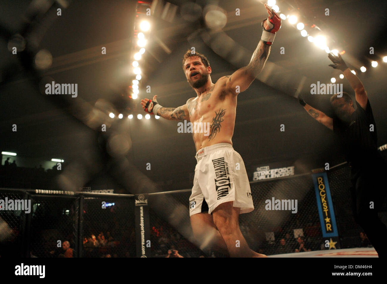 Lee Gibson, Kansas City, MO (red gloves) celebrates knocking out Joe ...