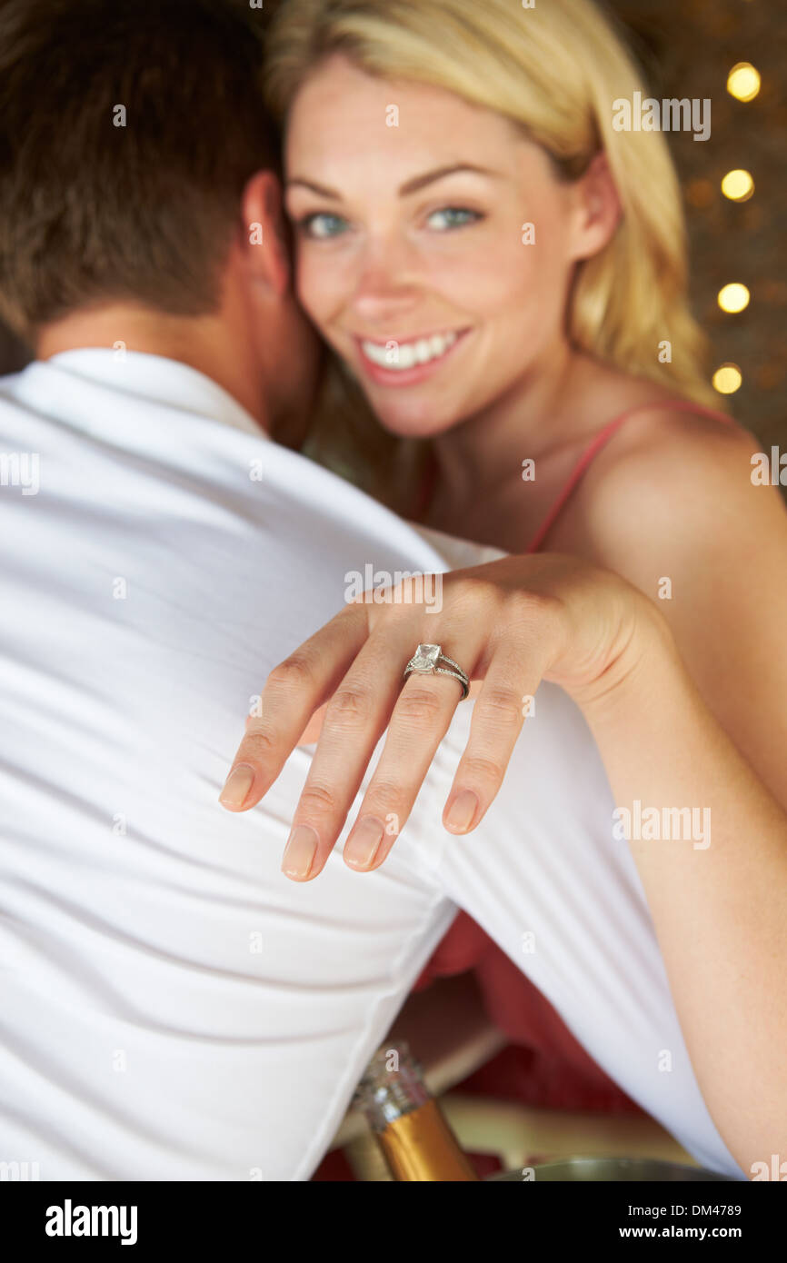 Man proposing to woman restaurant hi-res stock photography and images ...