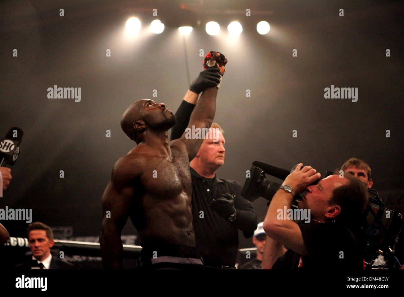 Kevin Casey, Los Angeles, CA (red gloves) celebrates after defeating ...