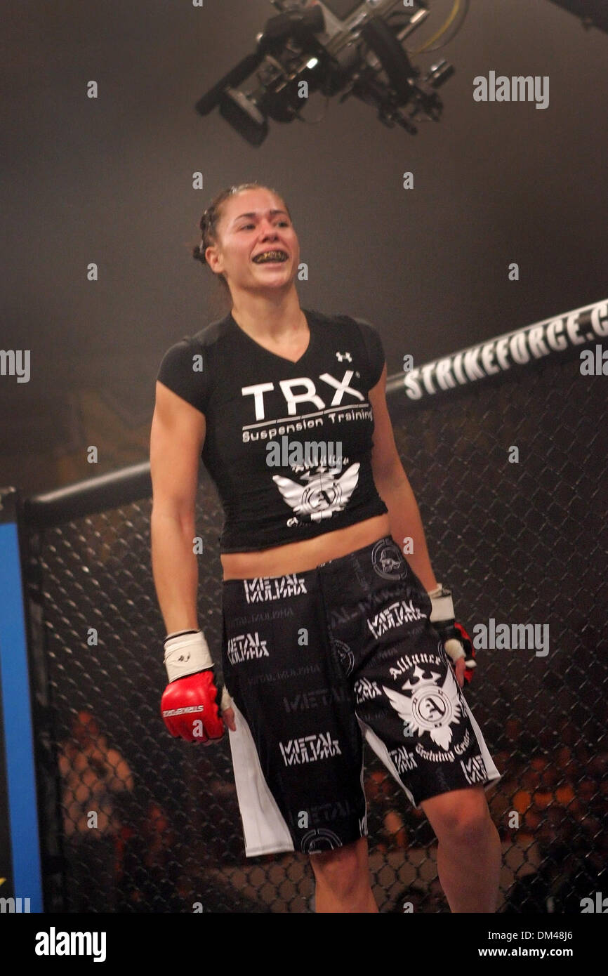 Kerry Vera, San Diego, CA (red gloves) celebrates after knocking out ...