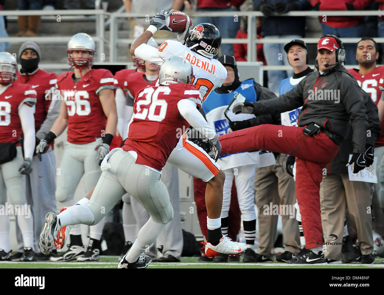 Oregon St.Damola Adeniji (80) makes the catch in front of Washington St ...