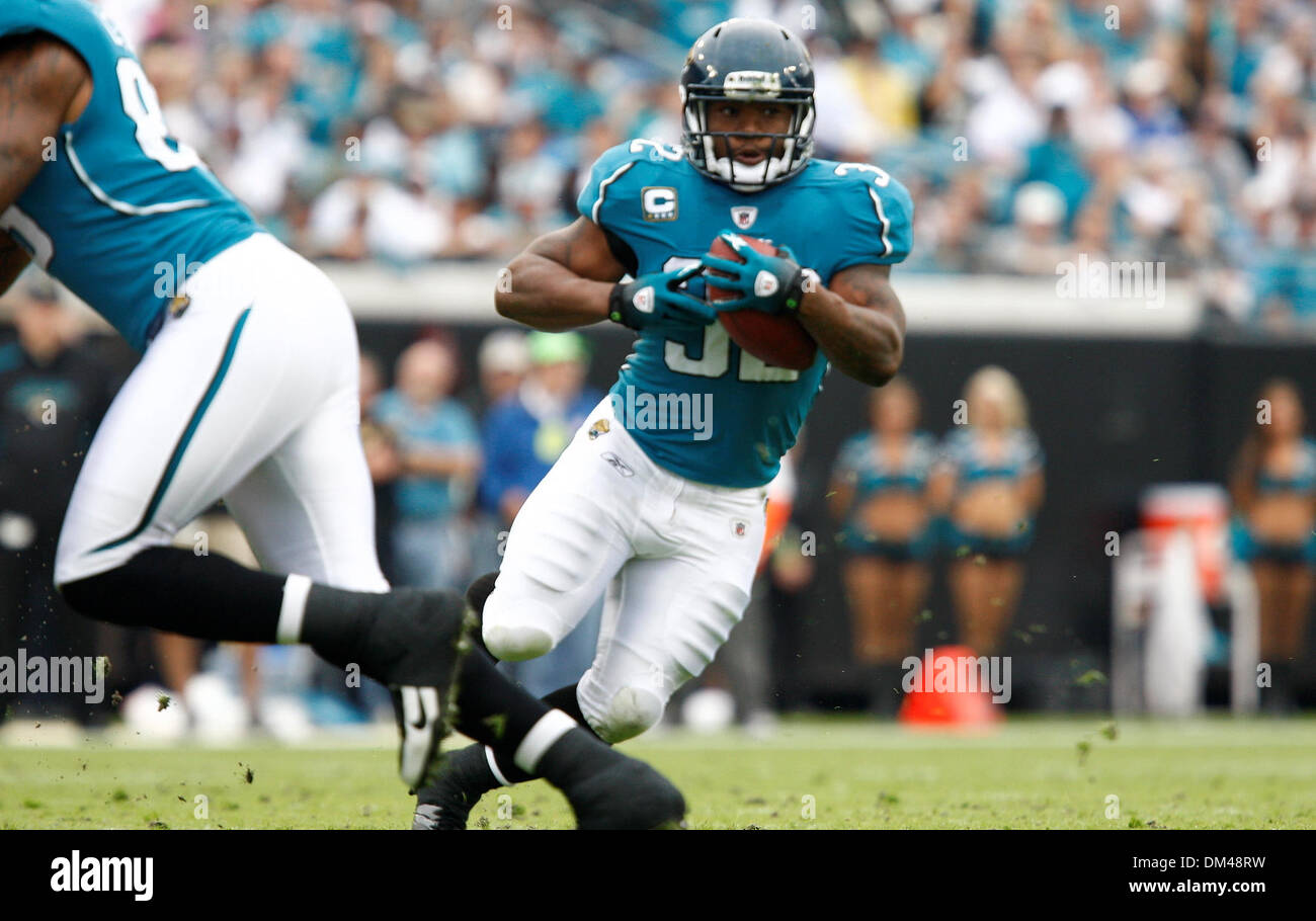 Jacksonville Jaguars Maurice Jones-Drew (32) rushes for yardagein this ...