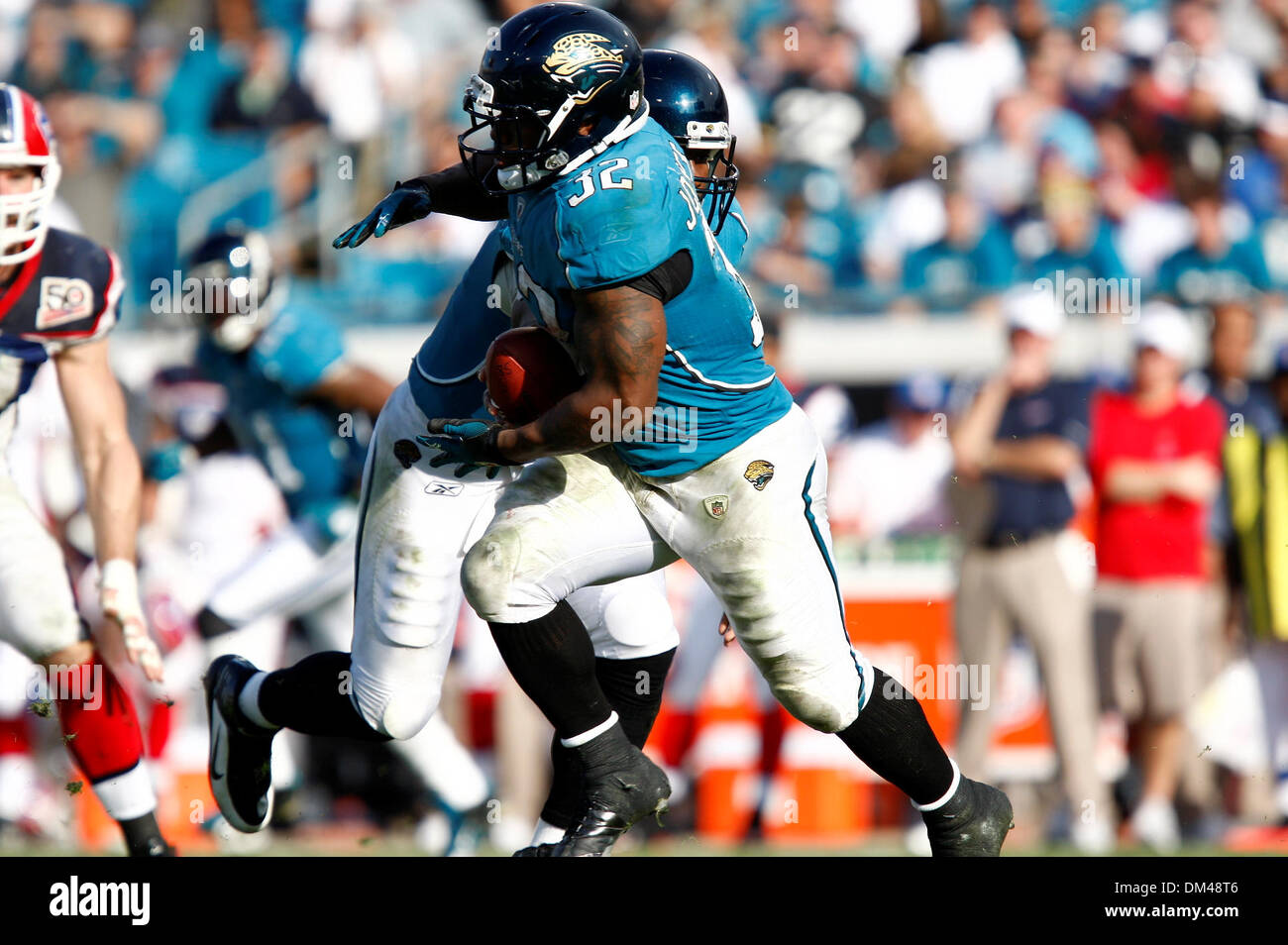 Jacksonville Jaguars QB David Garrard (9) hands off to Full Back ...