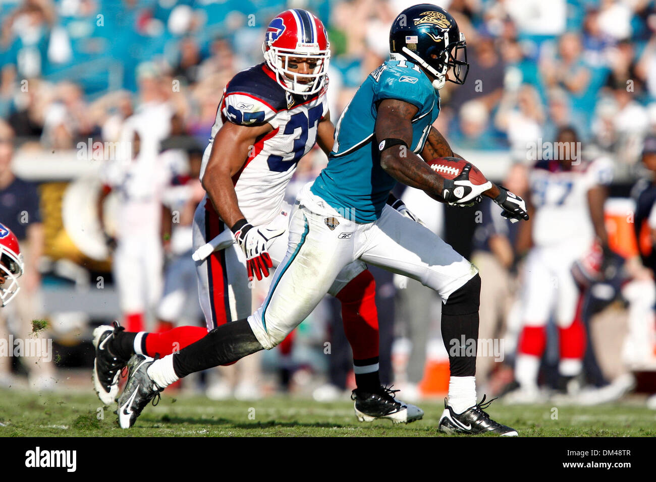 Jacksonville Jaguars Wide Receiver Mike Sims-Walker (11) makes the ...