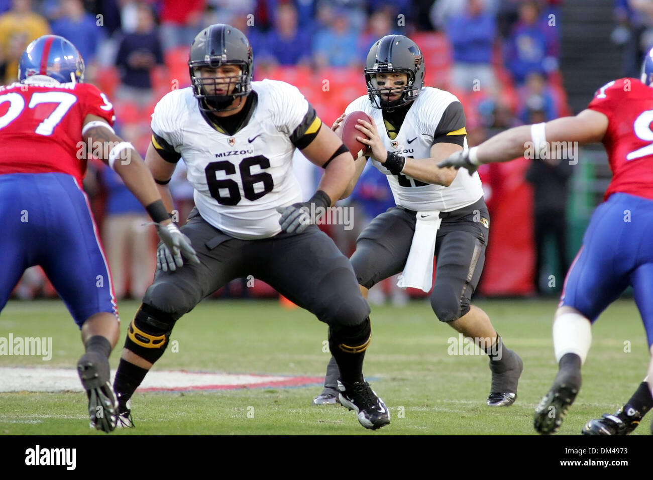 Missouri quarterback Blaine Gabbert (11) takes the snap during game ...
