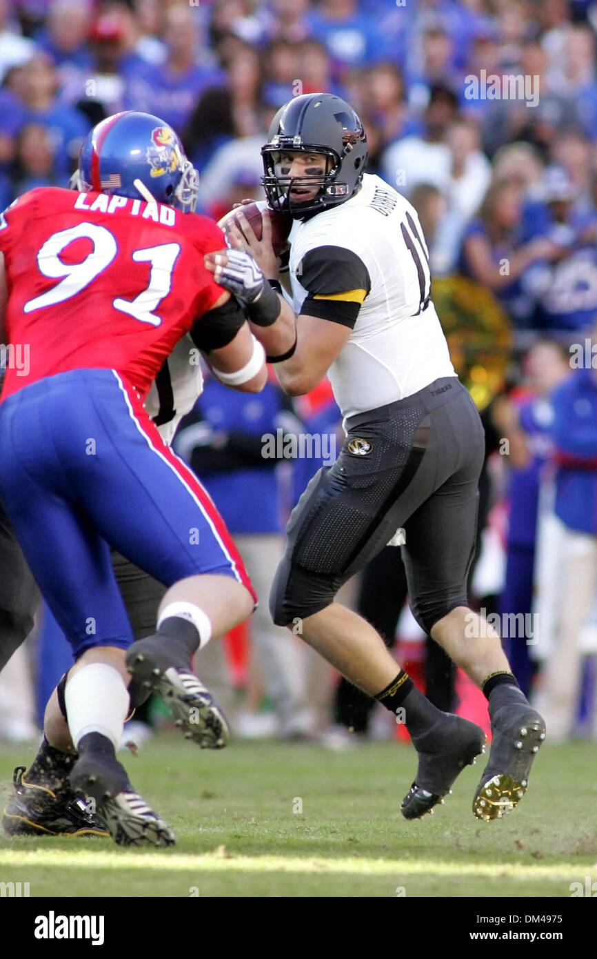 Missouri quarterback Blaine Gabbert (11) looks to pass during game ...