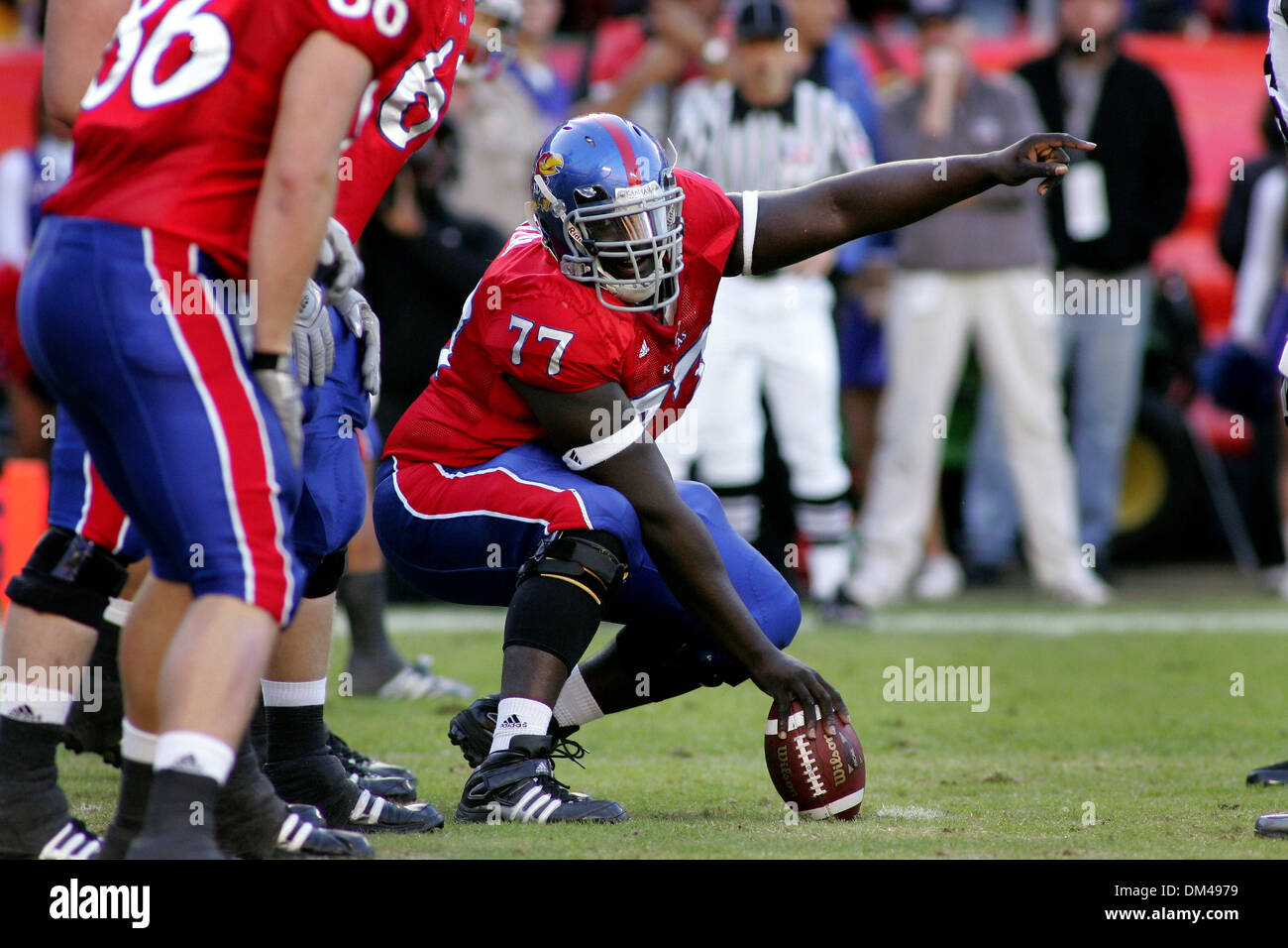 Defense lineman hi-res stock photography and images - Alamy