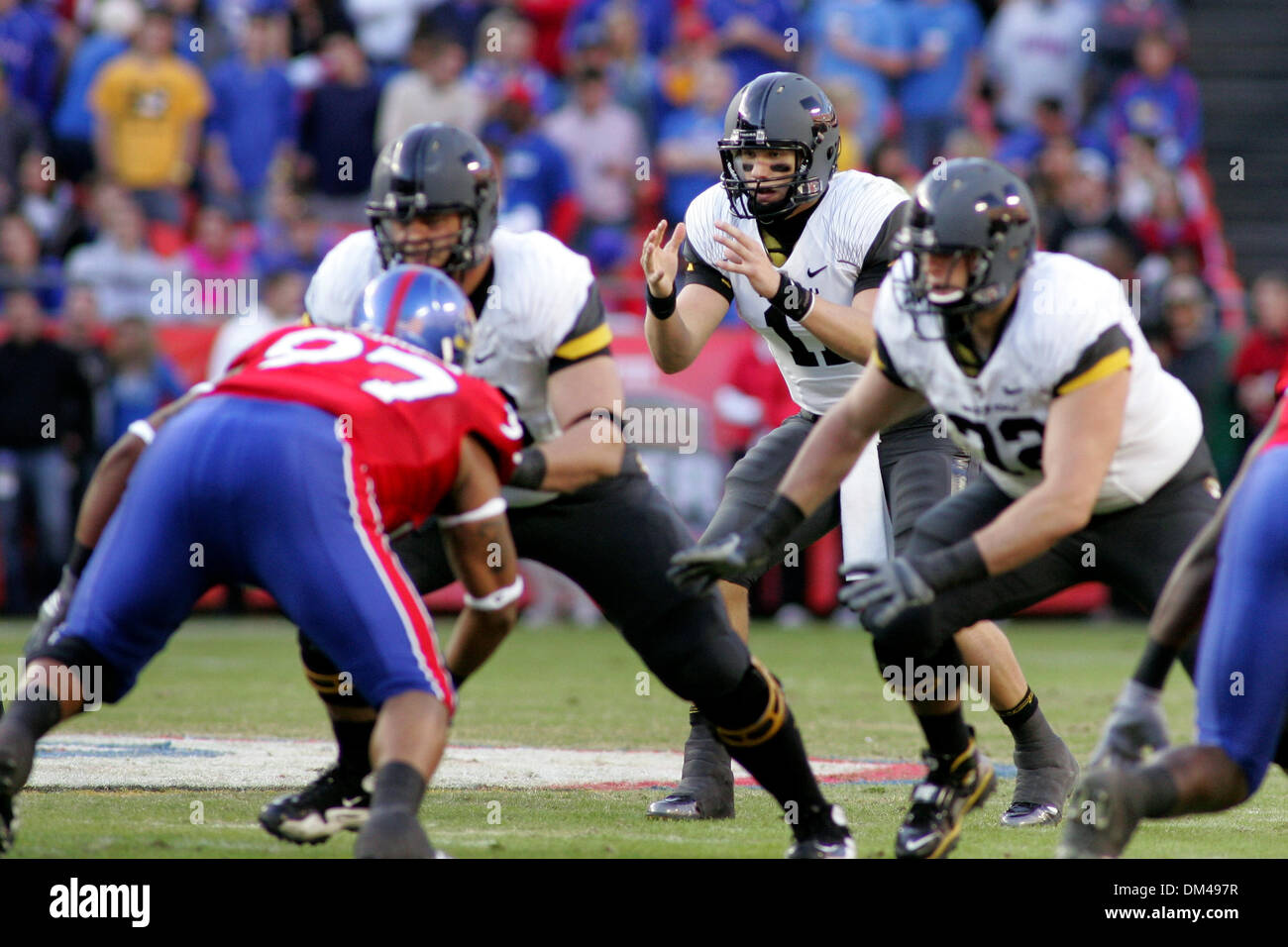 Missouri quarterback Blaine Gabbert (11) takes the snap during game ...