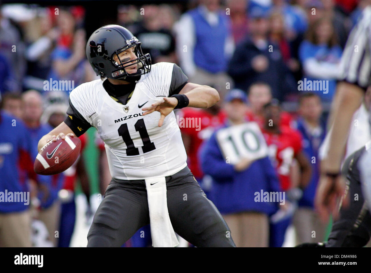 Missouri quarterback Blaine Gabbert (11) passes during game action ...