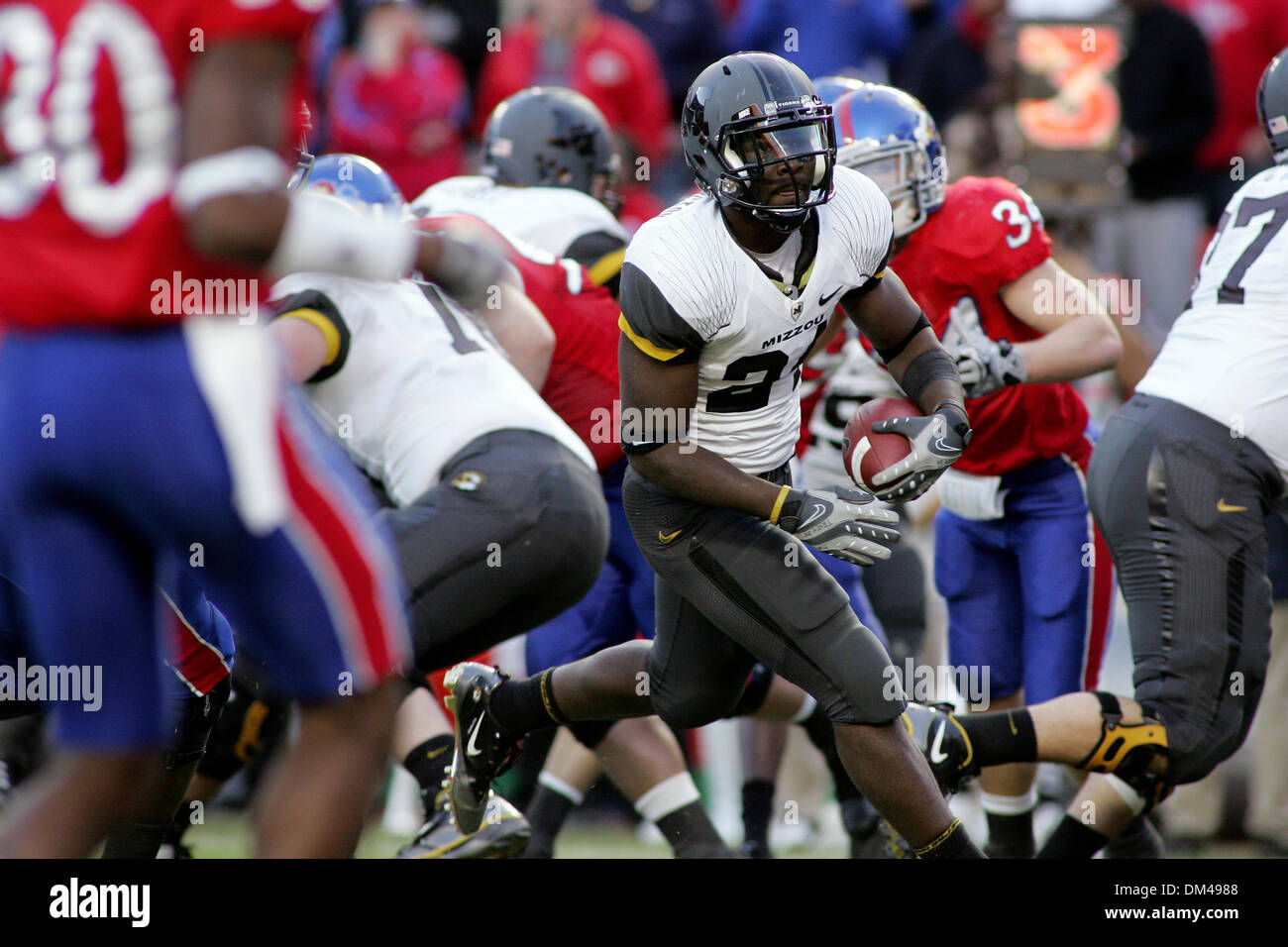 Missouri running back Derrick Washington (24) scrambles for yardage ...