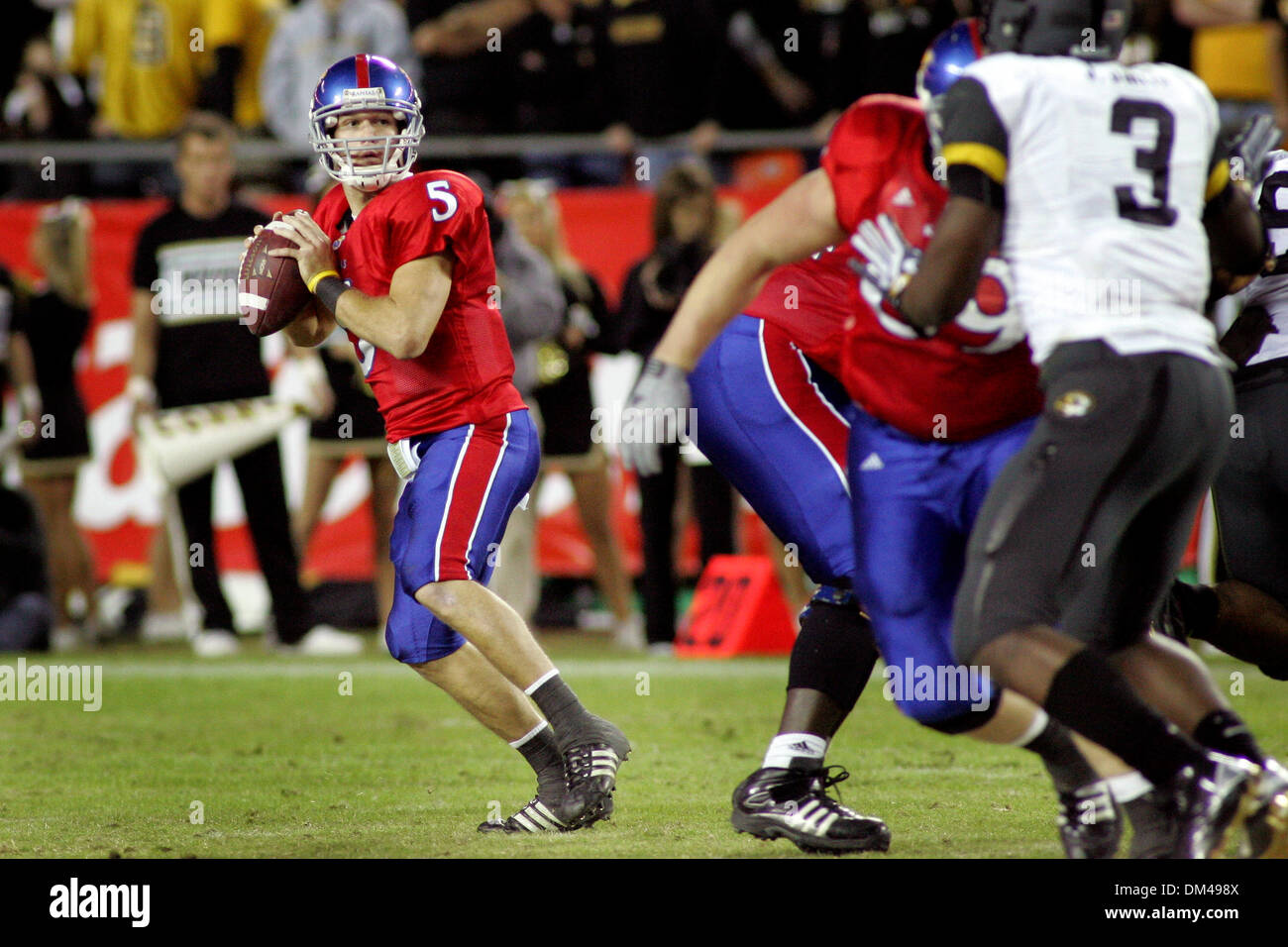 Quarterback todd reesing looks pass hi-res stock photography and images ...
