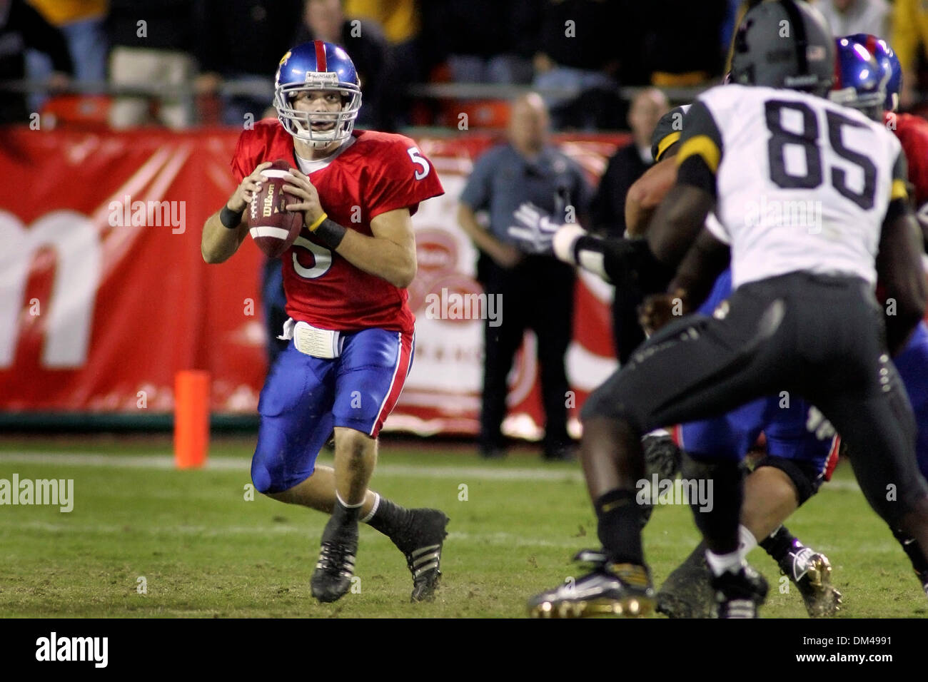 Quarterback todd reesing looks pass hi-res stock photography and images ...
