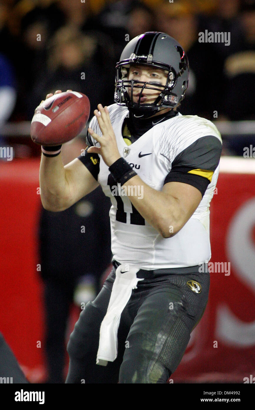 Missouri quarterback Blaine Gabbert (11) looks to pass during game ...